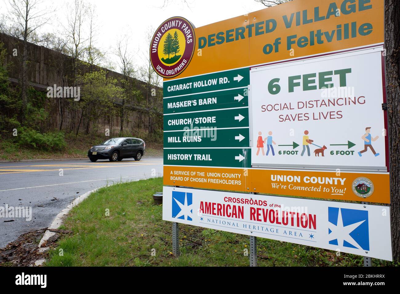 6 feet distance sign hi-res stock photography and images - Alamy