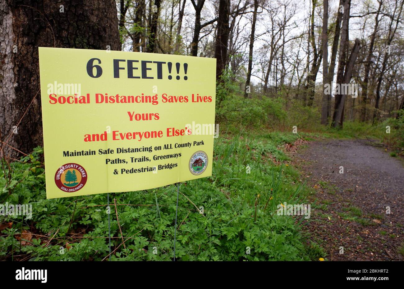 6 feet distance sign hi-res stock photography and images - Alamy