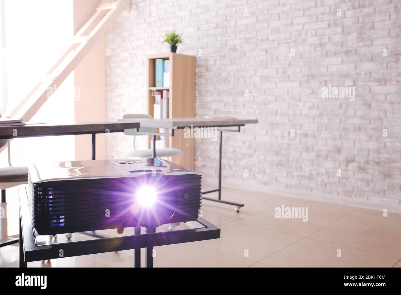 Video projection in classroom hi-res stock photography and images - Alamy