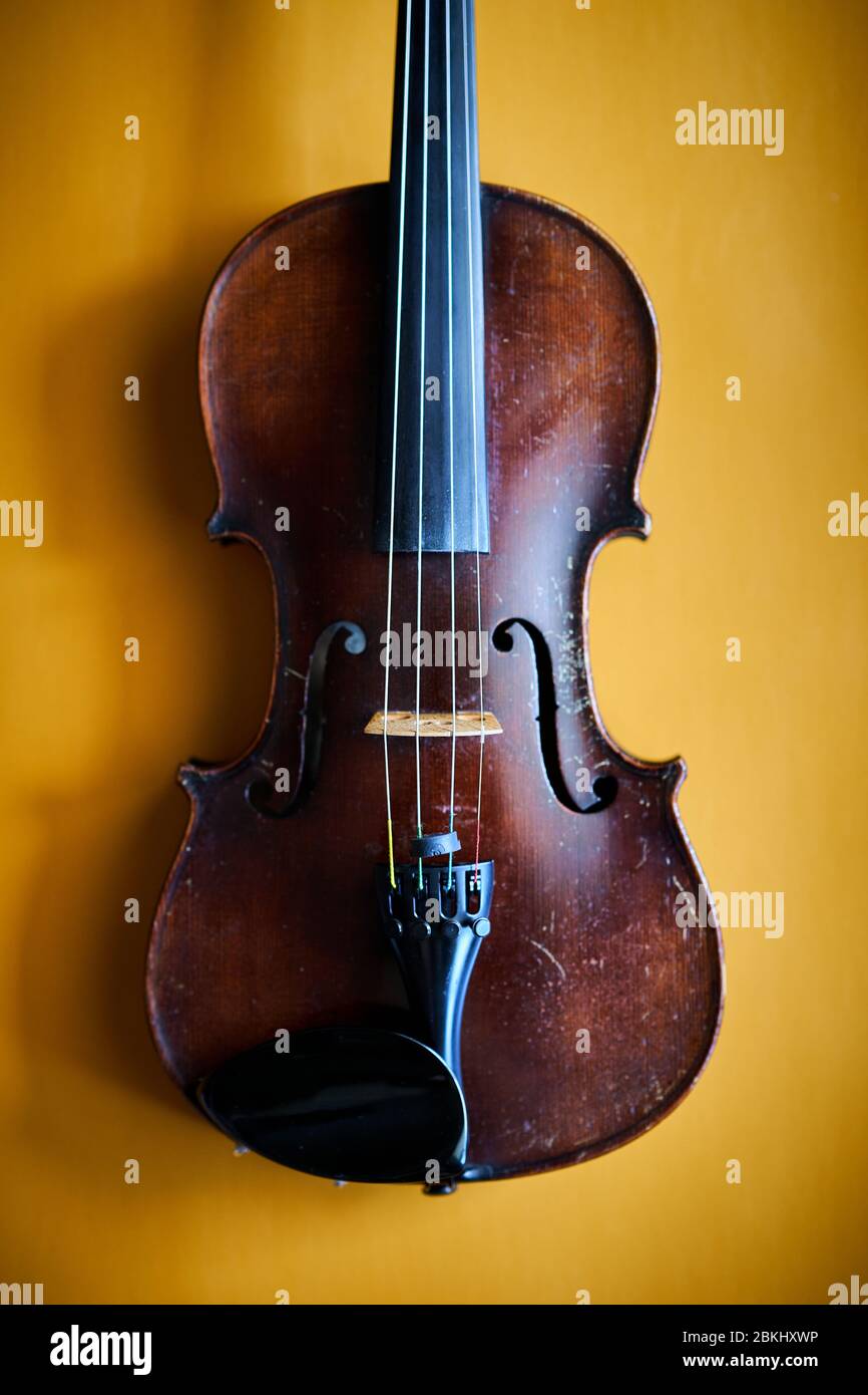 An old classic violin Stock Photo - Alamy