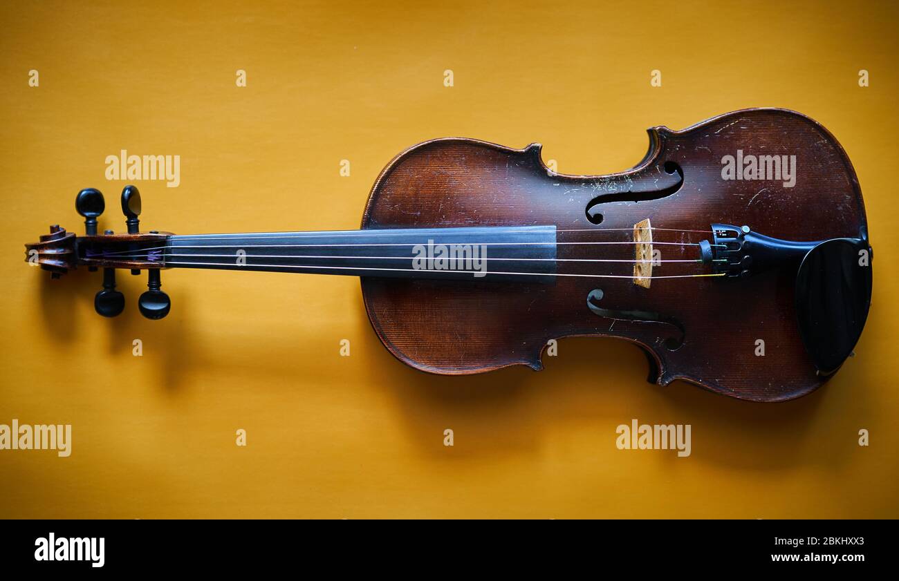 An old classic violin Stock Photo - Alamy