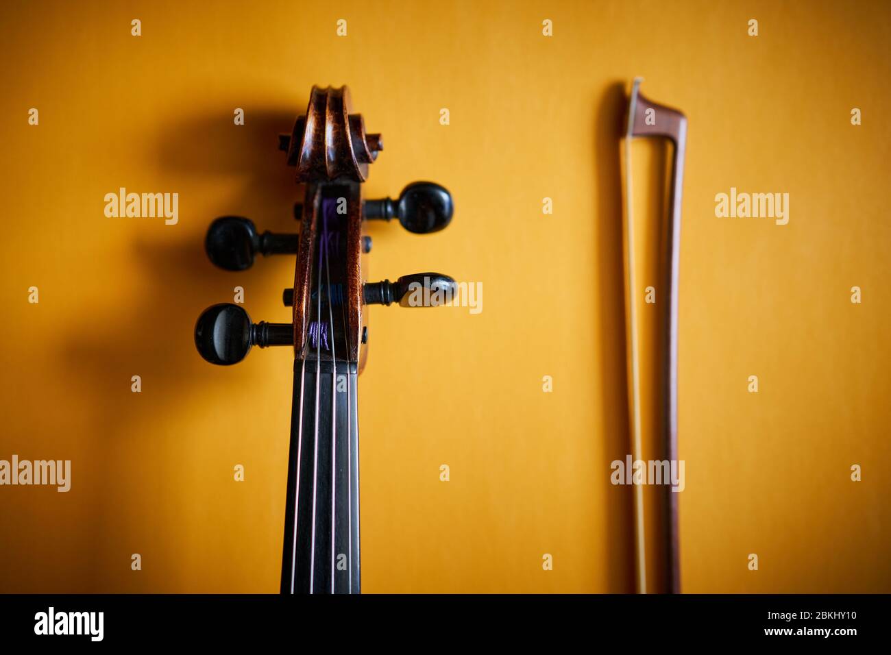 An old classic violin Stock Photo - Alamy