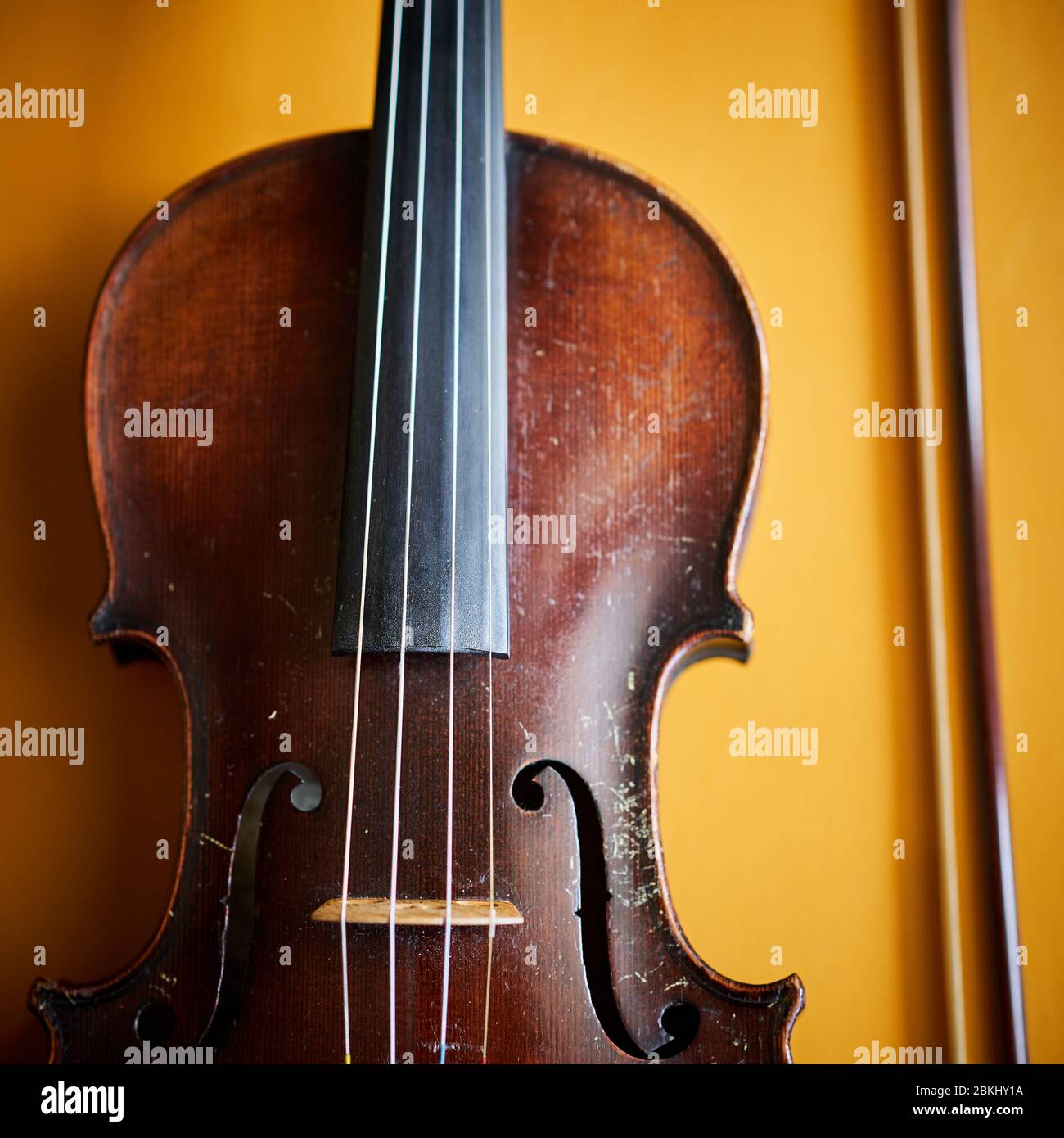 An old classic violin Stock Photo - Alamy