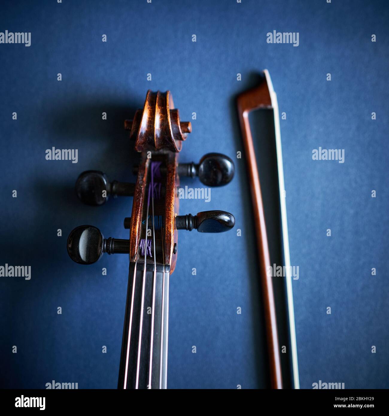 An old classic violin Stock Photo - Alamy