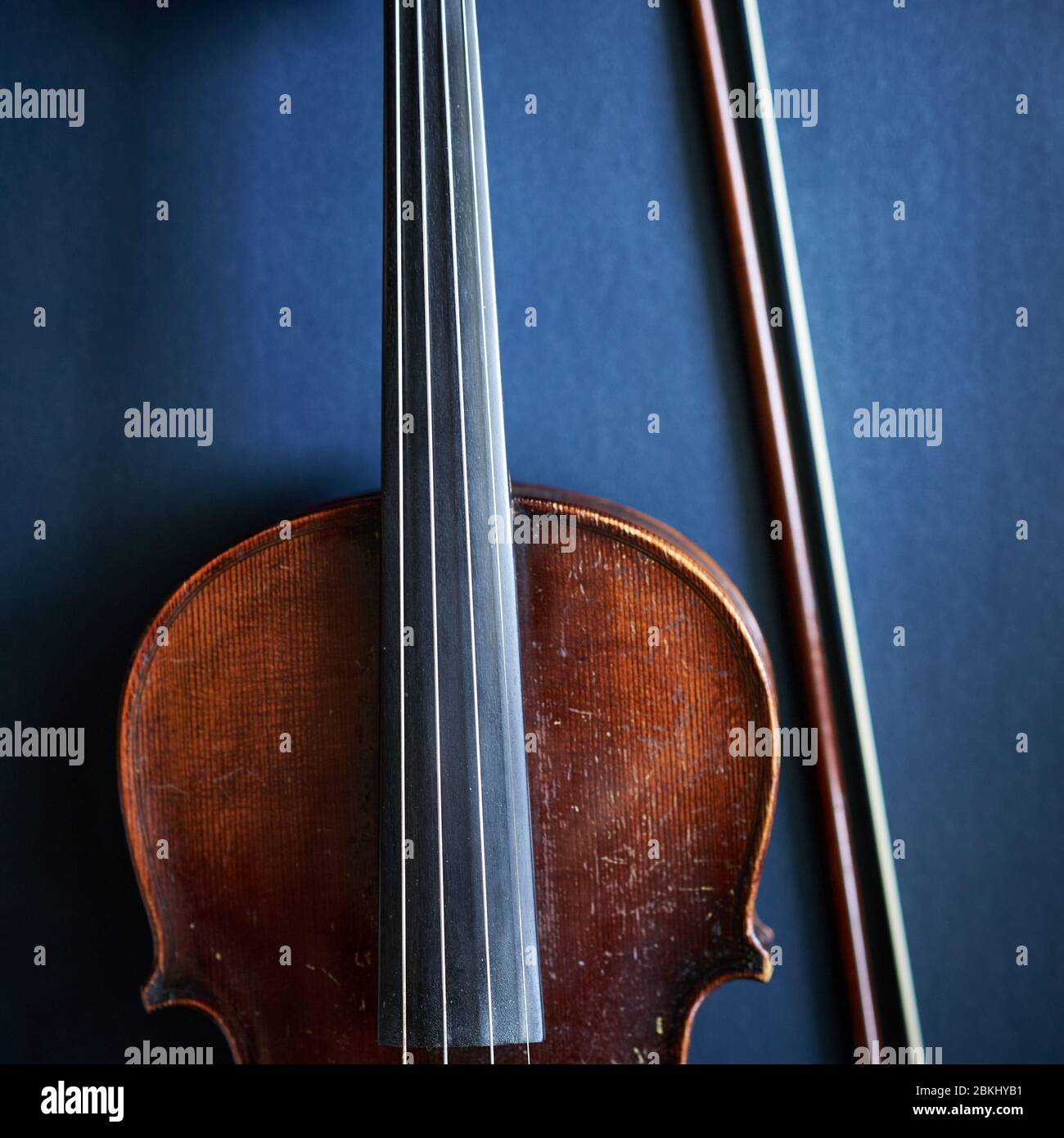 An old classic violin Stock Photo - Alamy