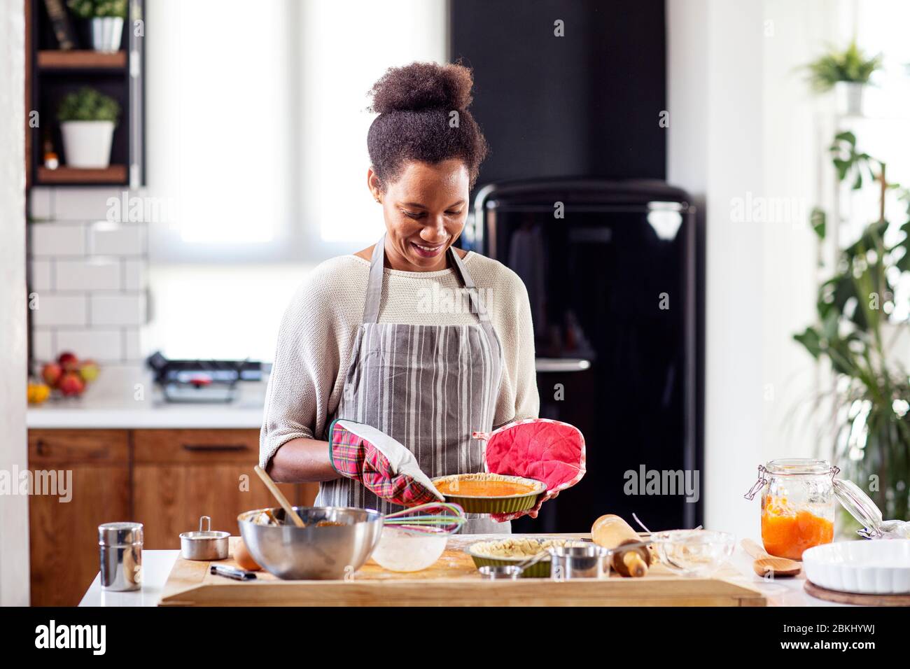 Mum cook hi-res stock photography and images - Alamy