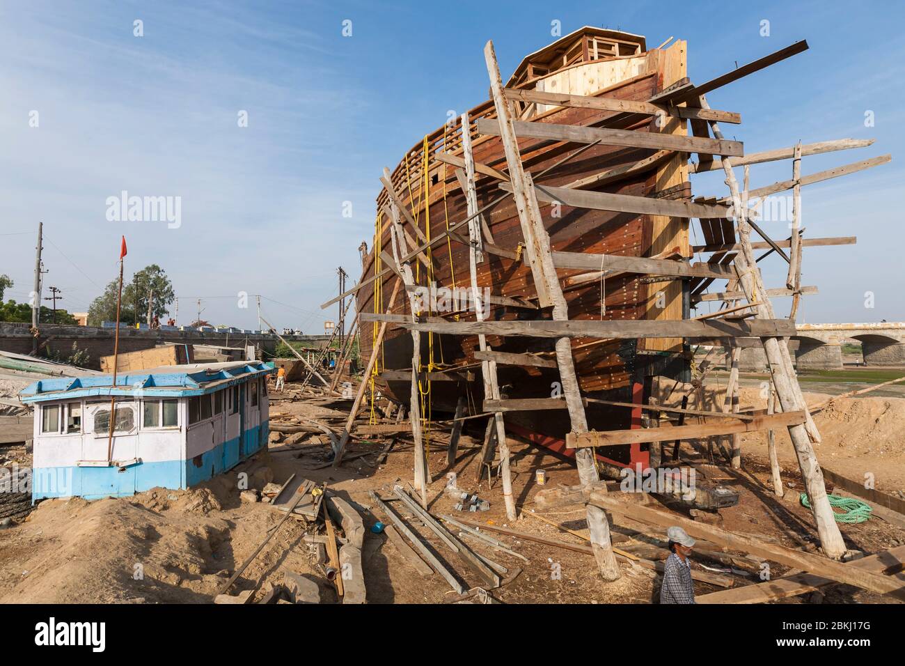 India, Gujarat State, Mandvi, shipyards, dhow under construction Stock ...