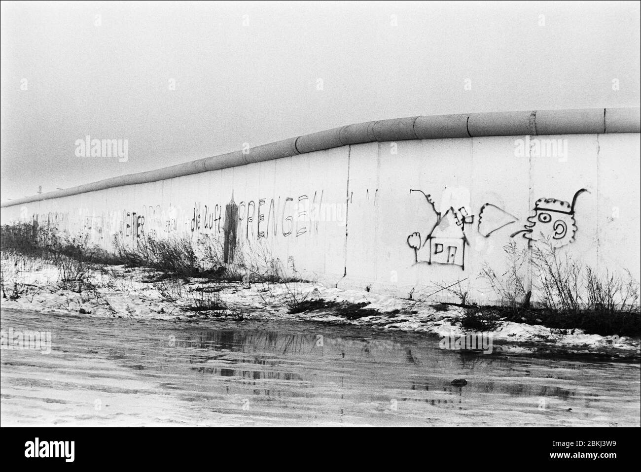 The Berlin Wall with graffiti 1979 Stock Photo - Alamy