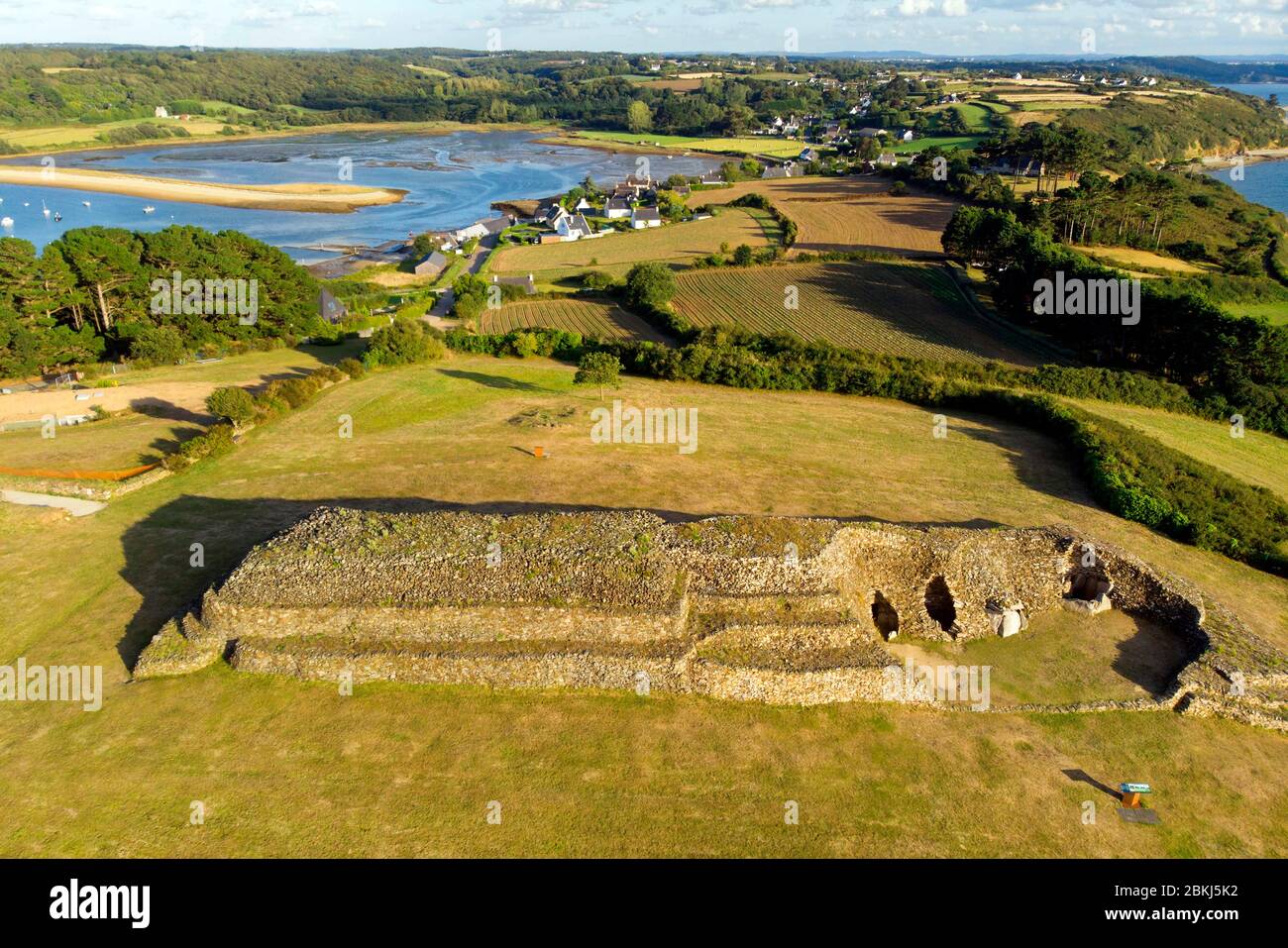 Barnenez tumulus hi-res stock photography and images - Alamy