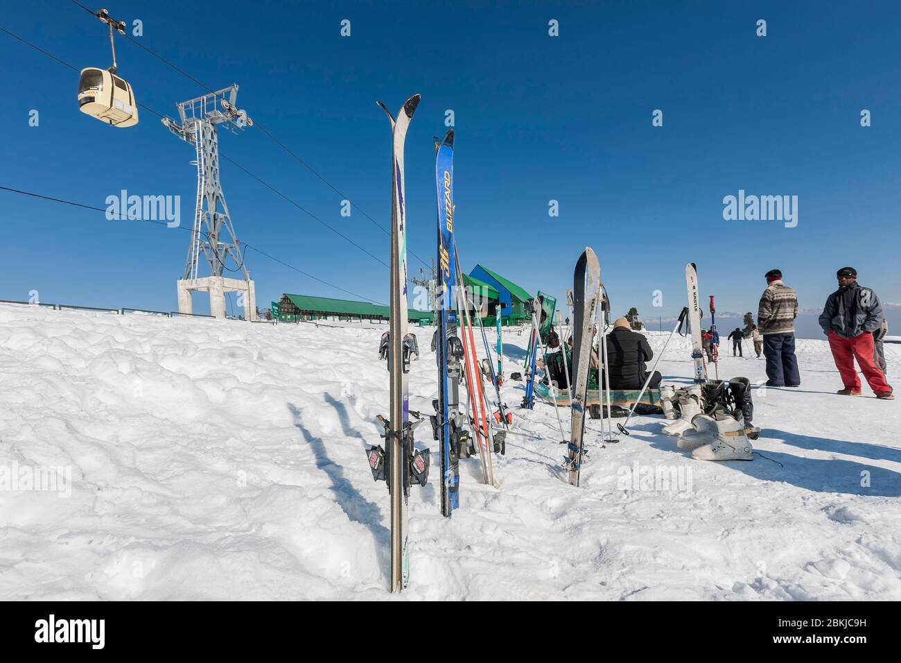 India, Jammu and Kashmir, Gulmarg, Indian tourists skiing in Kongdoori ...