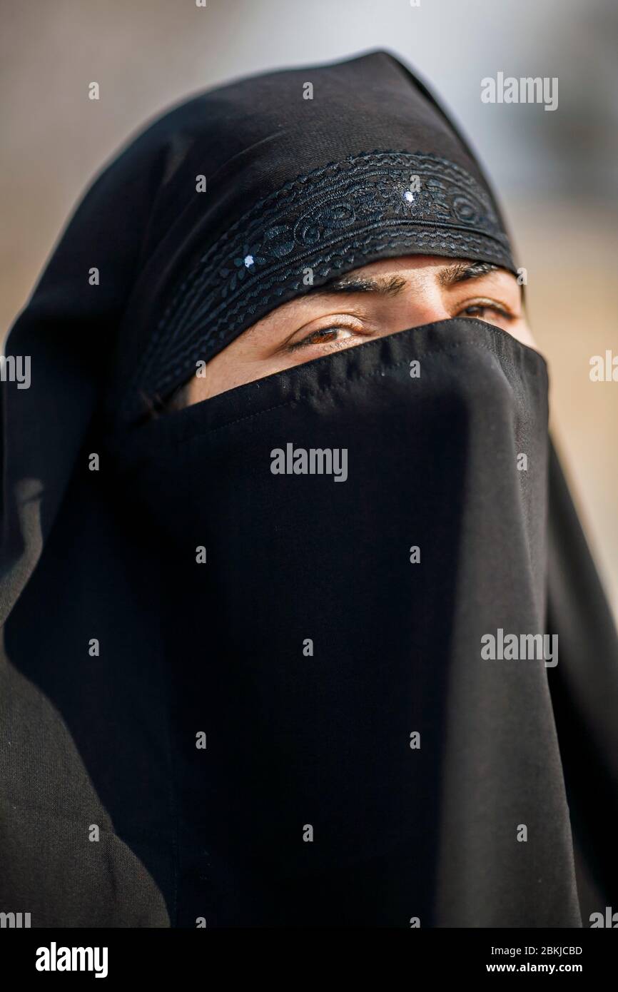 India, Jammu and Kashmir, Srinagar, Lake Nageen, portrait of a woman ...