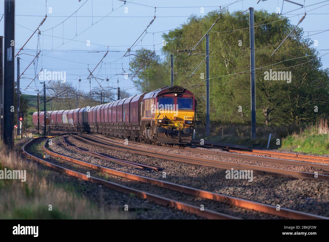 DB cargo / EWS class 66 diesel locomotive 66019 passing Oubeck passing ...