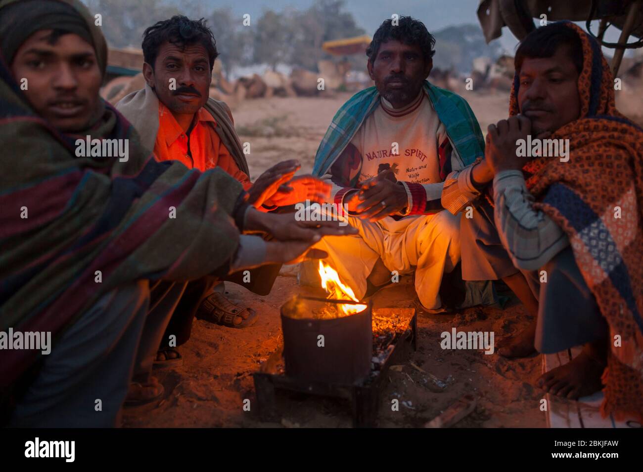 People around a campfire hi-res stock photography and images - Alamy