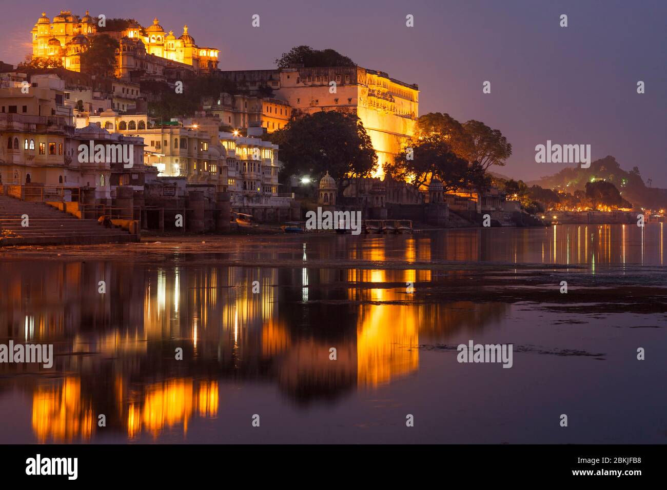 India, Rajasthan, Udaipur, night view on City Palace and reflection on ...