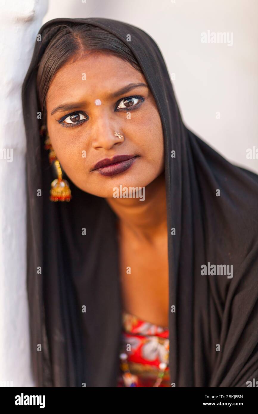 India, Rajasthan, Pushkar, portrait of a young woman from a gypsy ...
