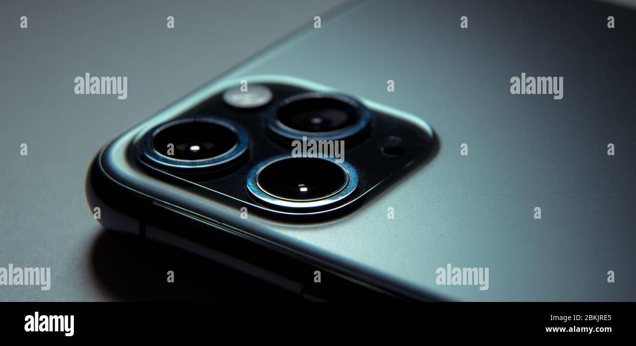 Triple camera phone hi-res stock photography and images - Alamy
