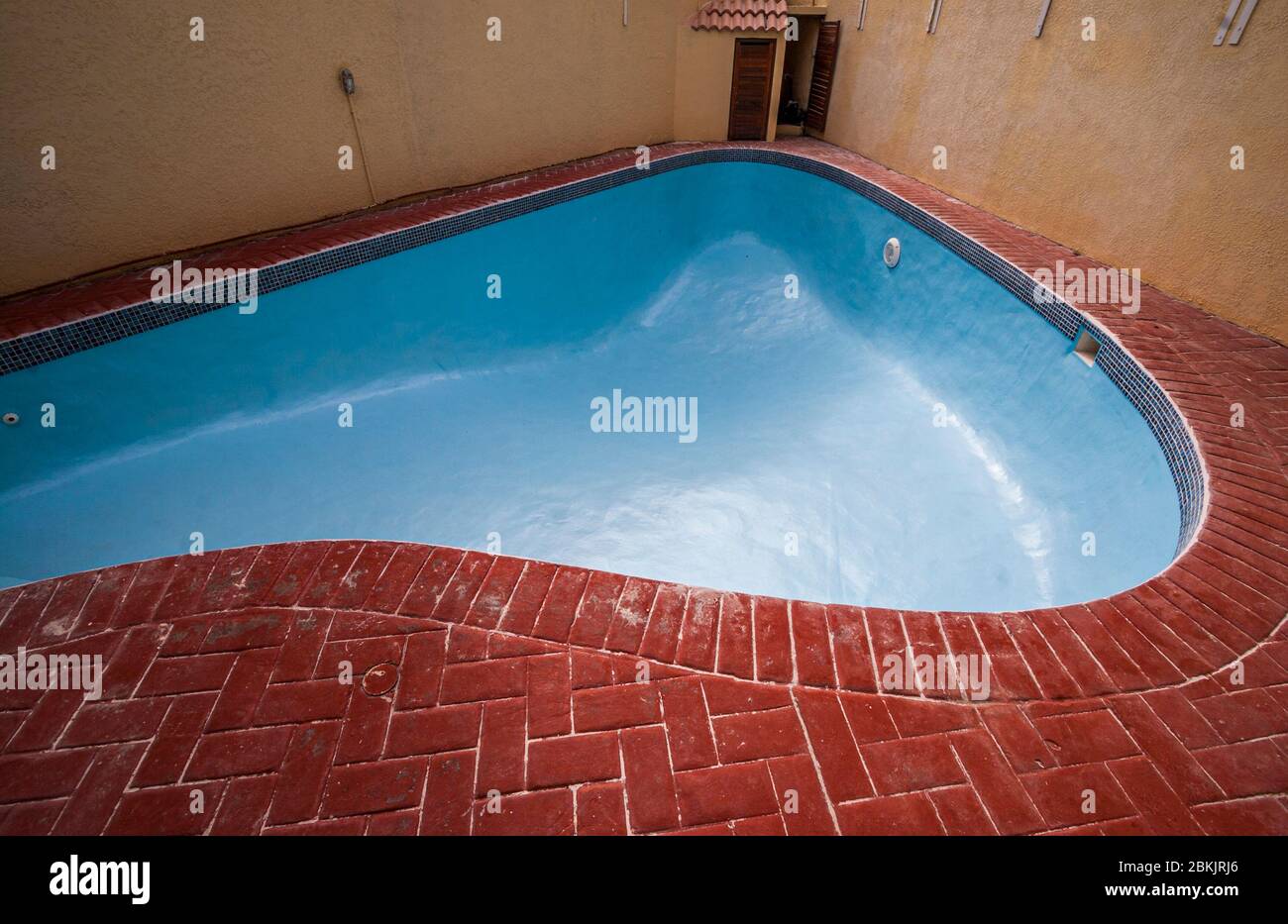 Curved swimming pool hi-res stock photography and images - Alamy