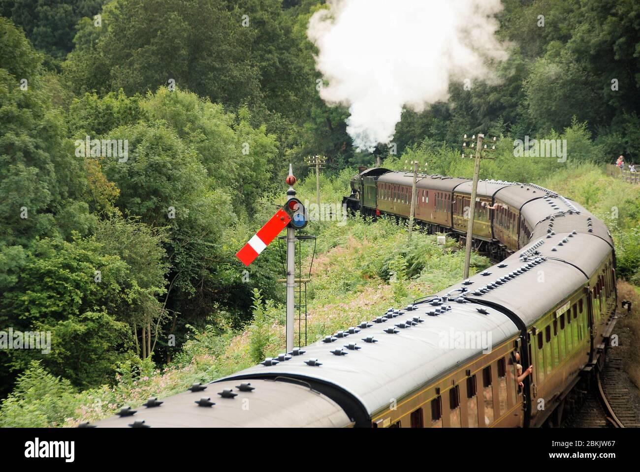 Steam engine pulling carriages hi-res stock photography and images - Alamy