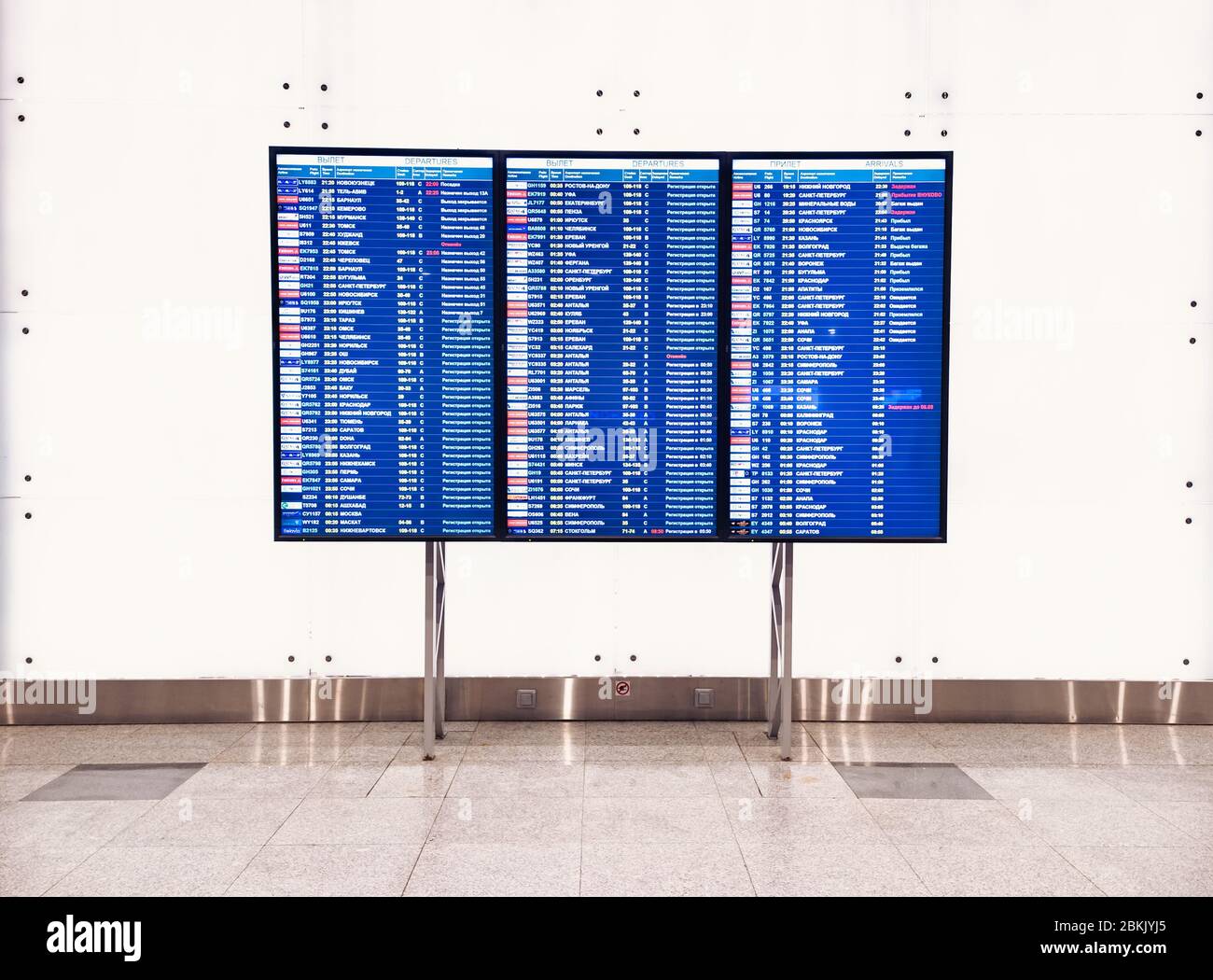 Flight status board hi-res stock photography and images - Alamy