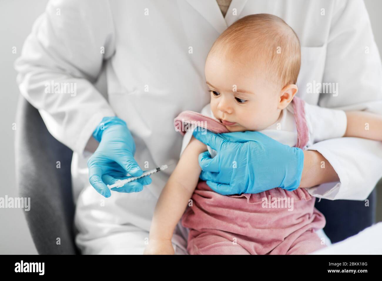 Doctor injection baby hi-res stock photography and images - Alamy