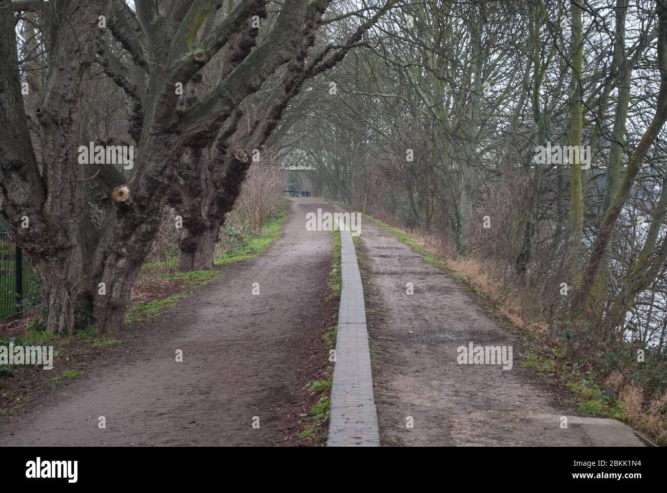 Thames path footpath hi-res stock photography and images - Alamy
