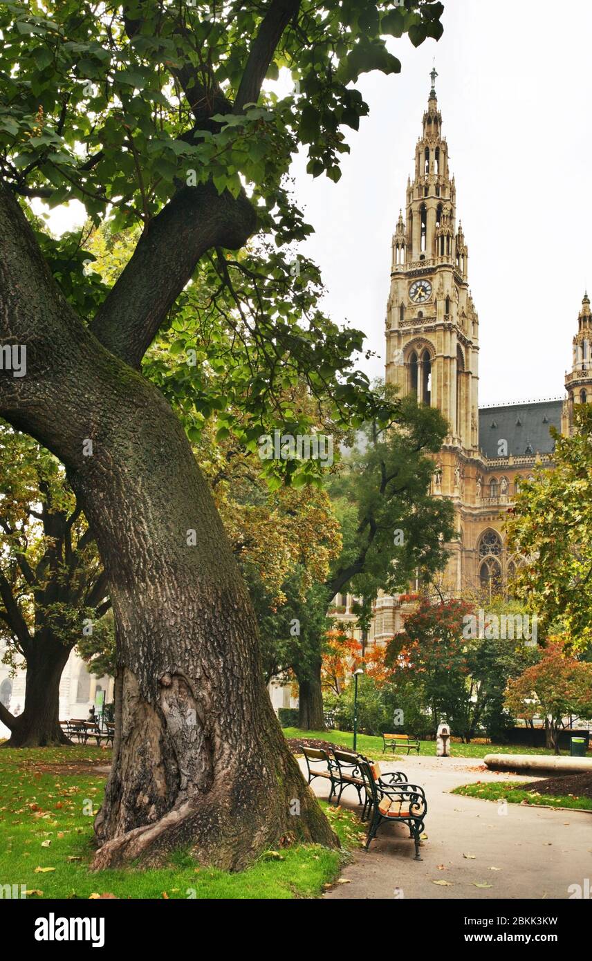 Townhouse park - Rathauspark in Vienna. Austria Stock Photo - Alamy