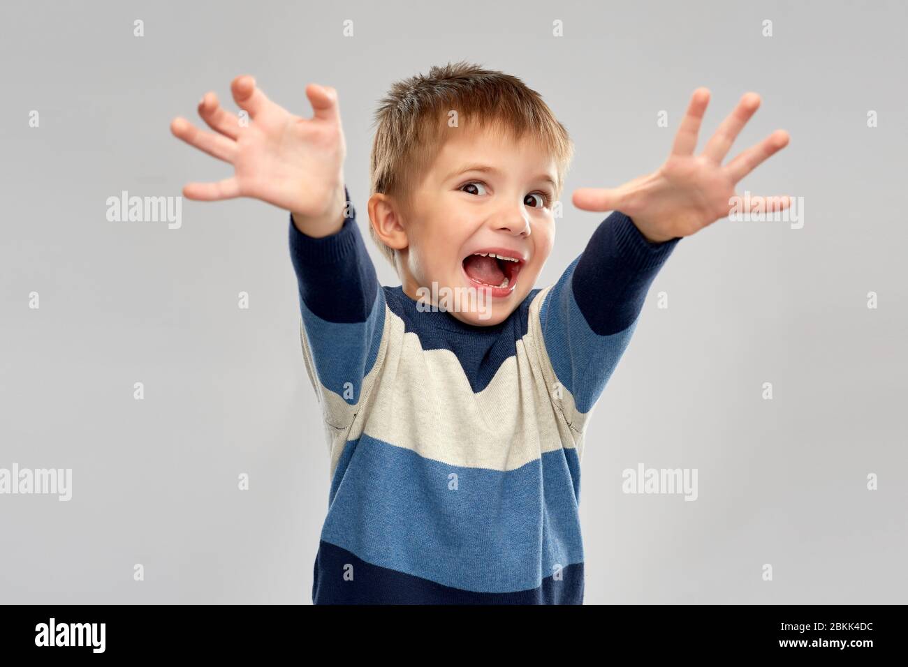 Boy scared hi-res stock photography and images - Alamy