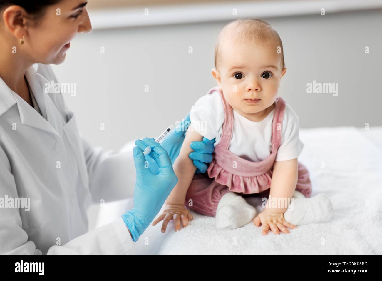 Doctor injection baby hi-res stock photography and images - Alamy