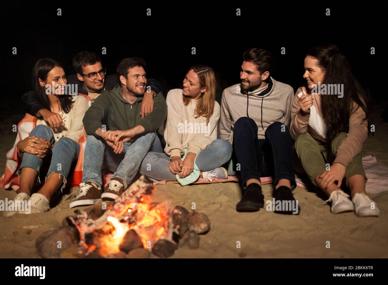 Campfire on seaside hi-res stock photography and images - Alamy