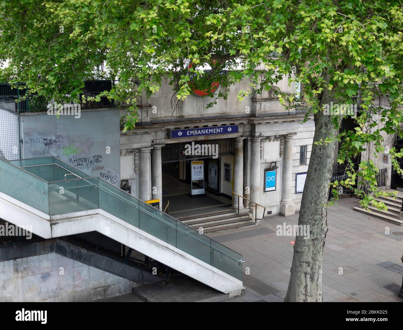 London underground train exterior hi-res stock photography and images ...
