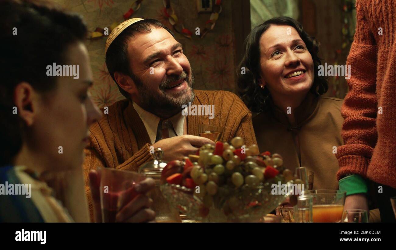 CLOSENESS, (aka TESNOTA), from left: Atrem Cipin, Olga Dragunova, 2017 ...