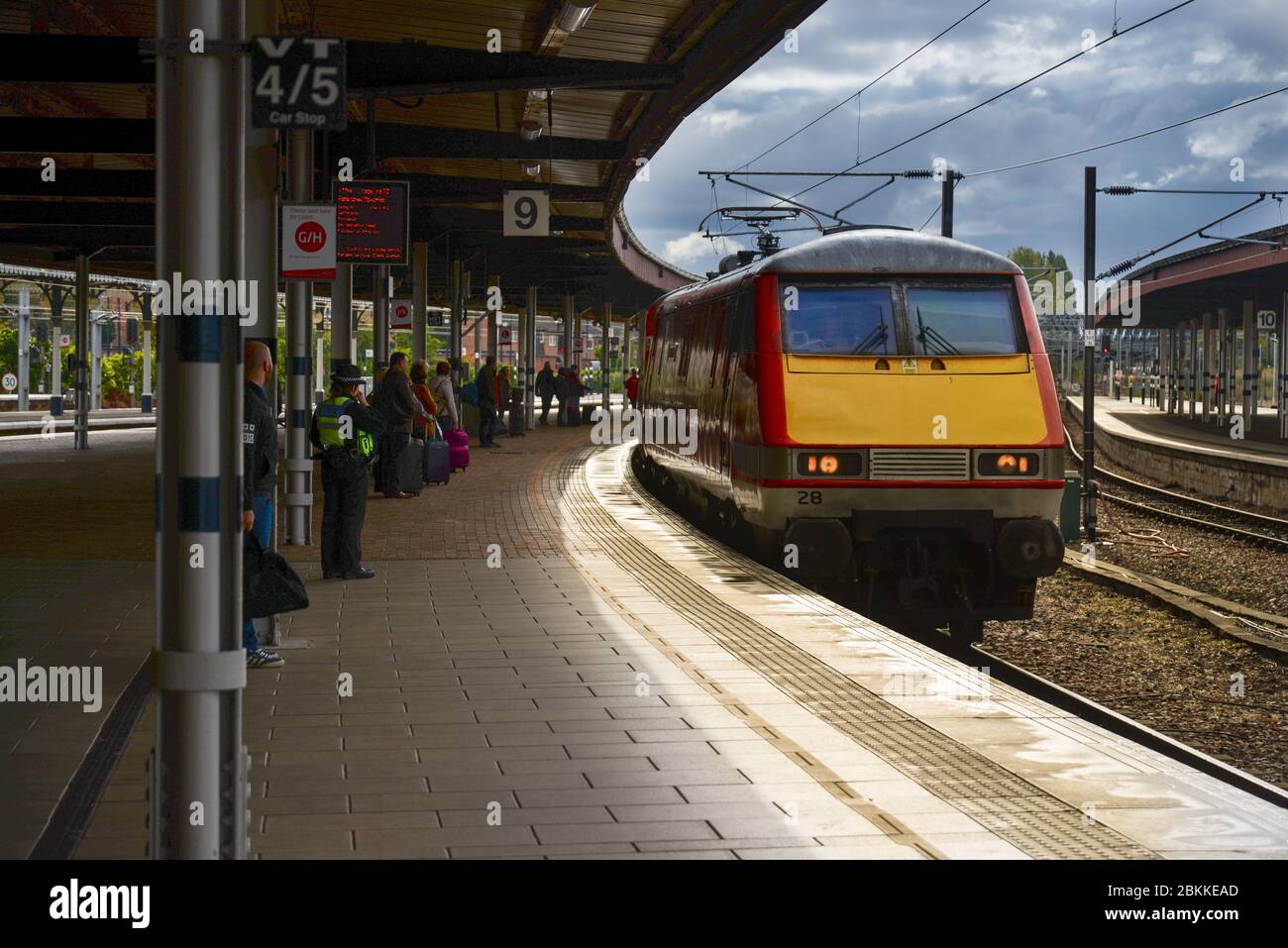 InterCity 225 Locomotive on Platform 9, York Station, England Stock ...