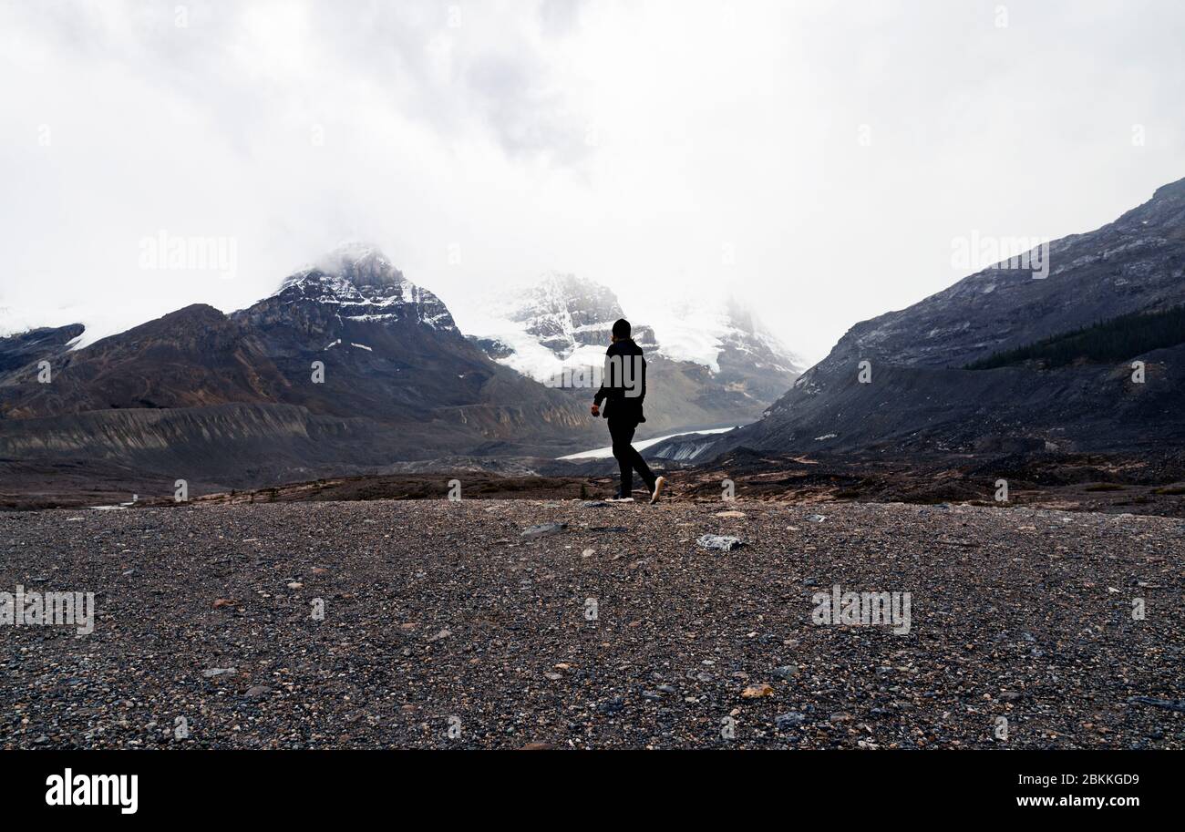 Lone man walking snow hi-res stock photography and images - Alamy