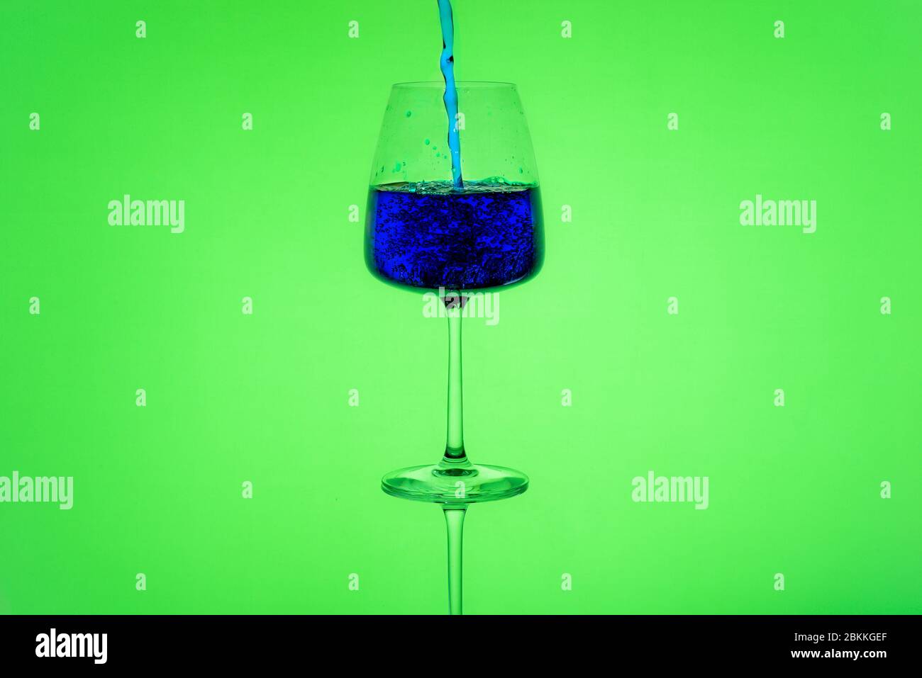 Colour in wine glass hi-res stock photography and images - Alamy