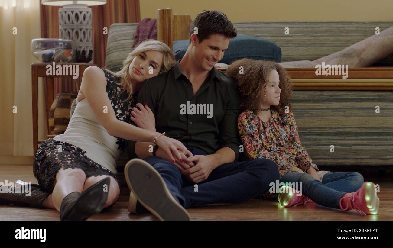 UPLOAD, from left: Allegra Edwards, Robbie Amell, Chloe Coleman ...