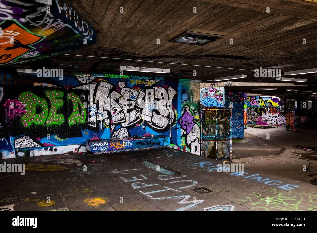 London southbank graffiti street art hi-res stock photography and ...