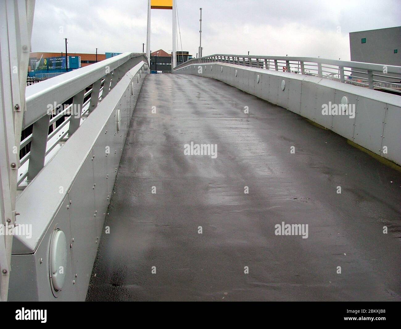 Foot bridge river hi-res stock photography and images - Alamy