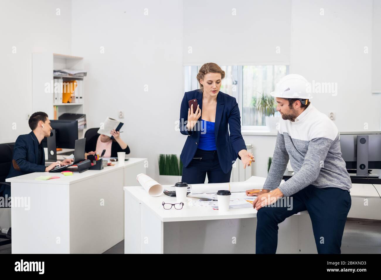 Sitting around table graphic hi-res stock photography and images - Alamy