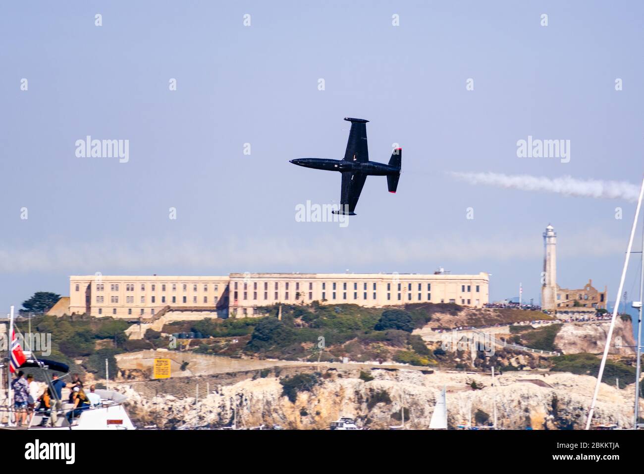 Airplane in front alcatraz san hi-res stock photography and images - Alamy