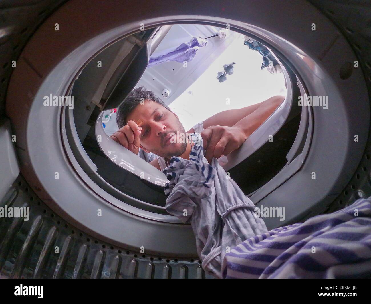 Man carrying washing machine hi-res stock photography and images - Alamy