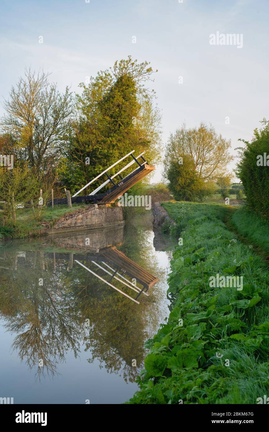 Draw bridge on the Oxford Canal at sunrise. Near Kings Sutton ...