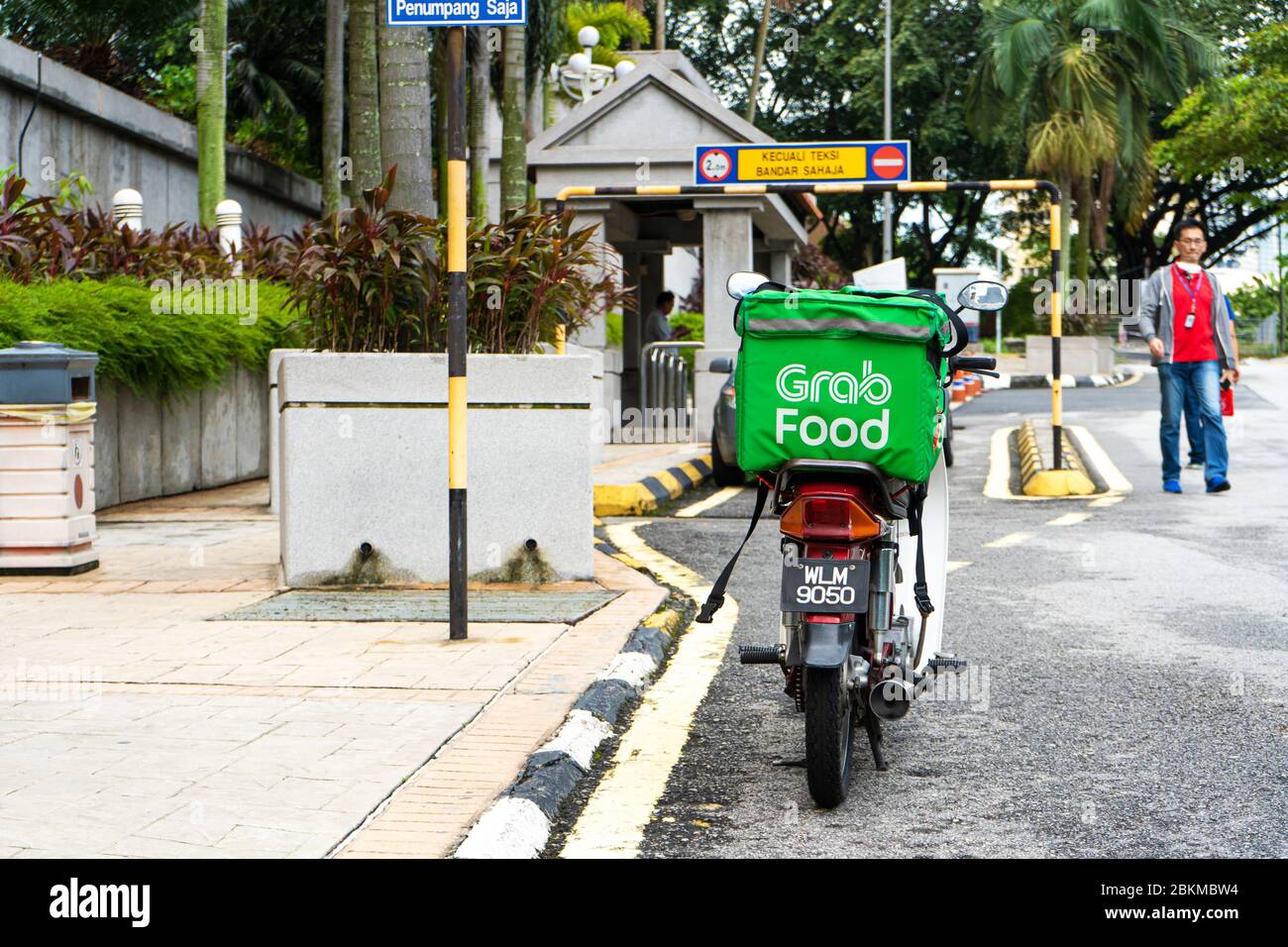 Grab food delivery mobile hi-res stock photography and images - Alamy
