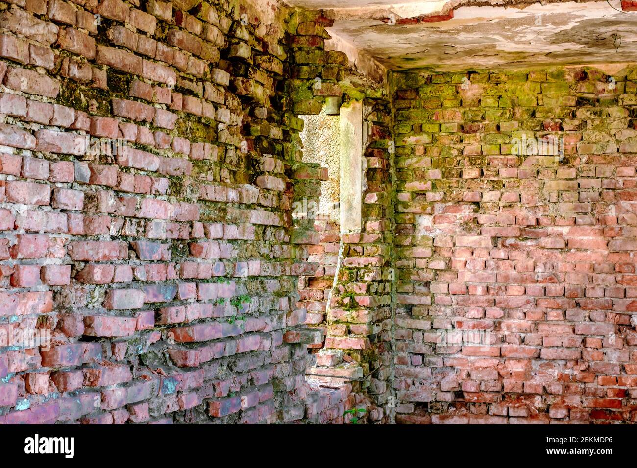 old red brick building in disrepair Stock Photo - Alamy