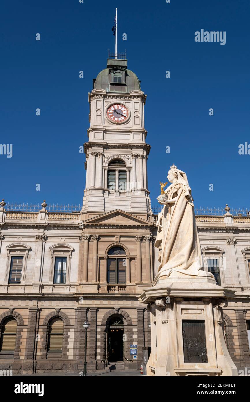Historic town hall statue hi-res stock photography and images - Alamy