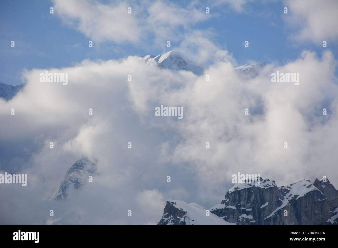 A small plane flightseeing tour operated by Fly Denali lands on the ...
