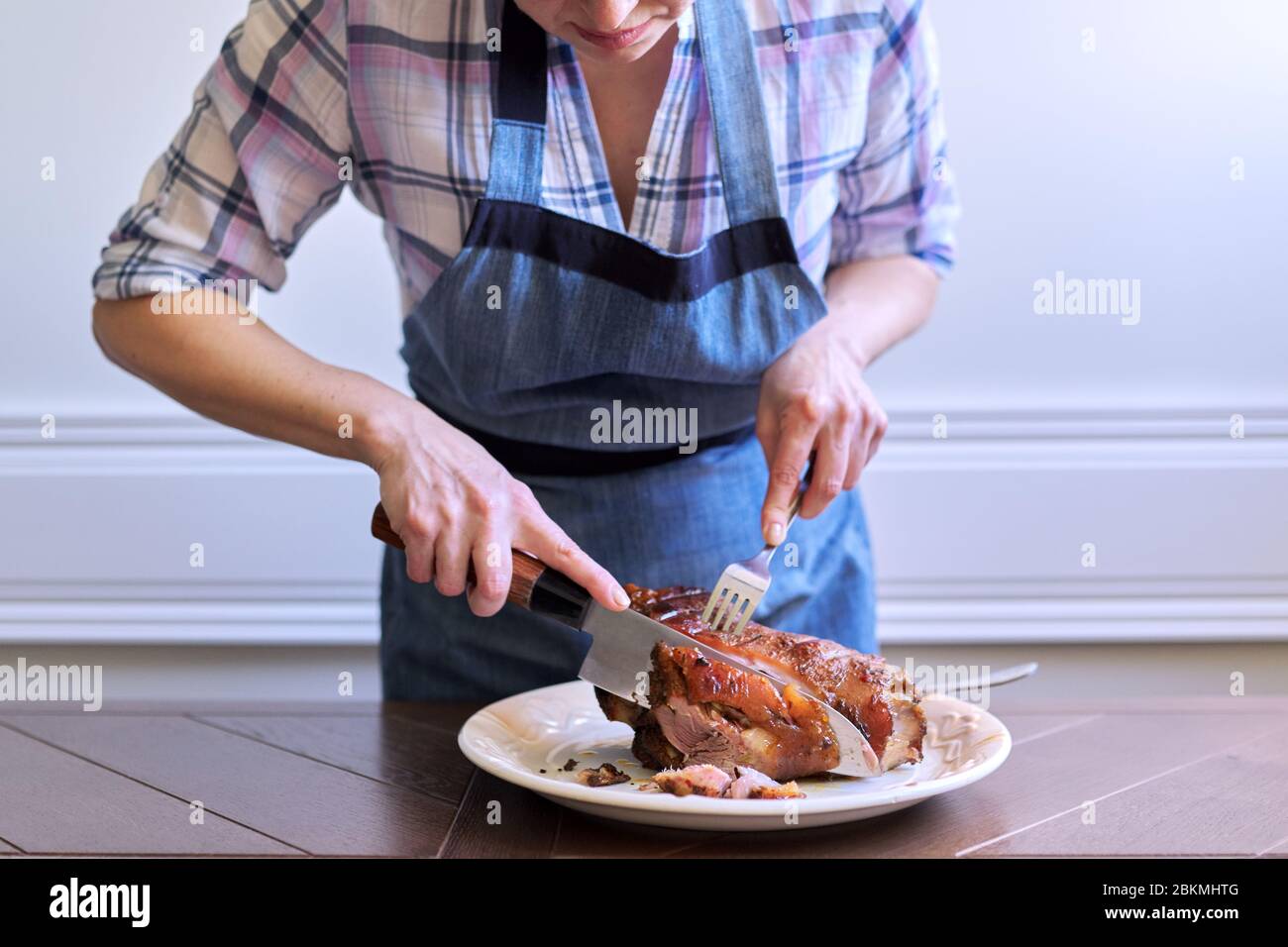 Cutting freshly cooked beef hi-res stock photography and images - Alamy