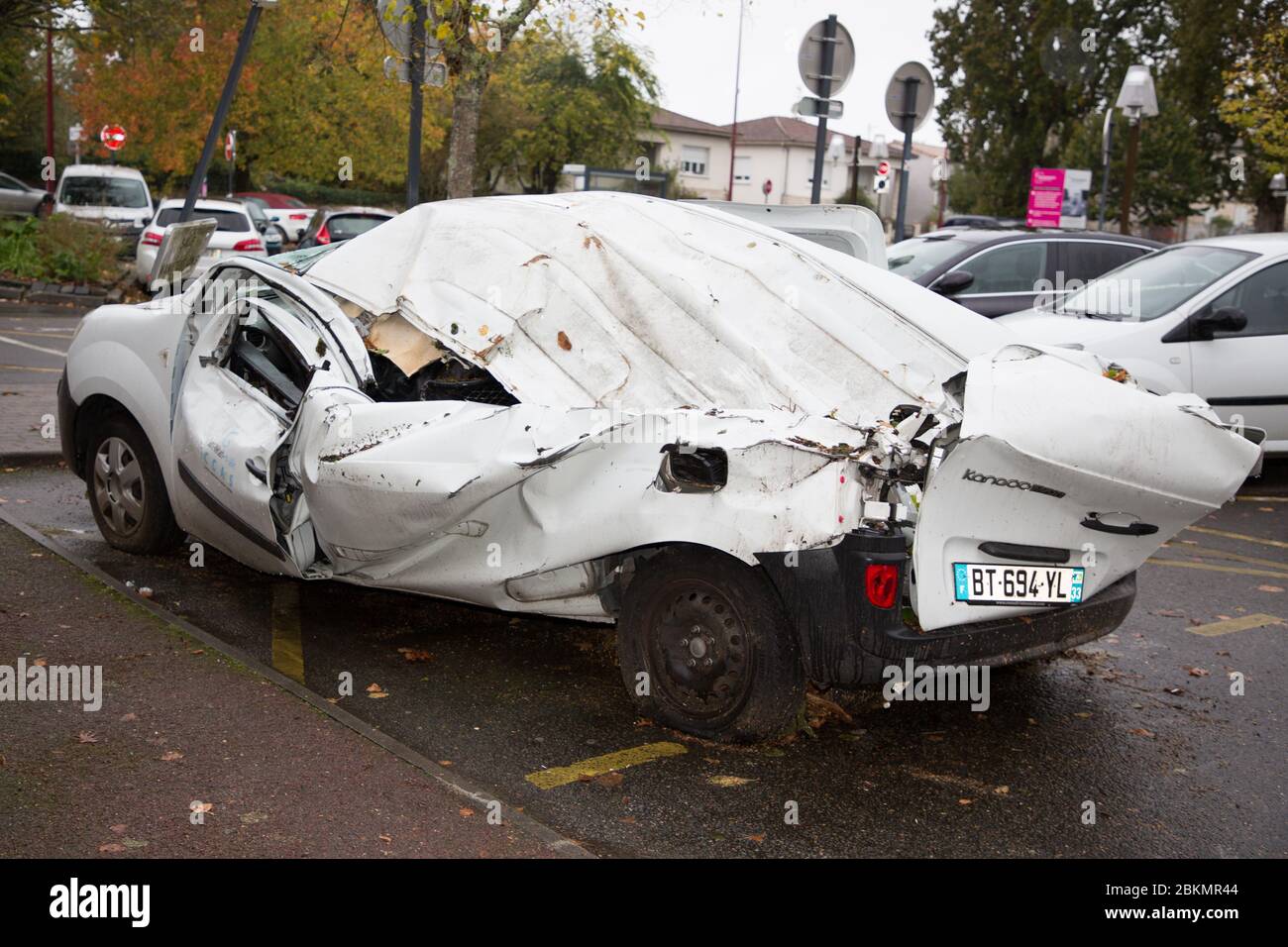 Crushed car by tree hi-res stock photography and images - Alamy