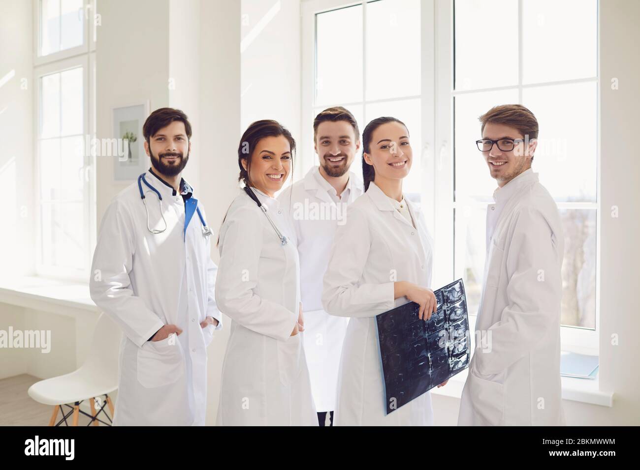 A team of doctors in a meeting discusses the diagnosis of a patient in ...
