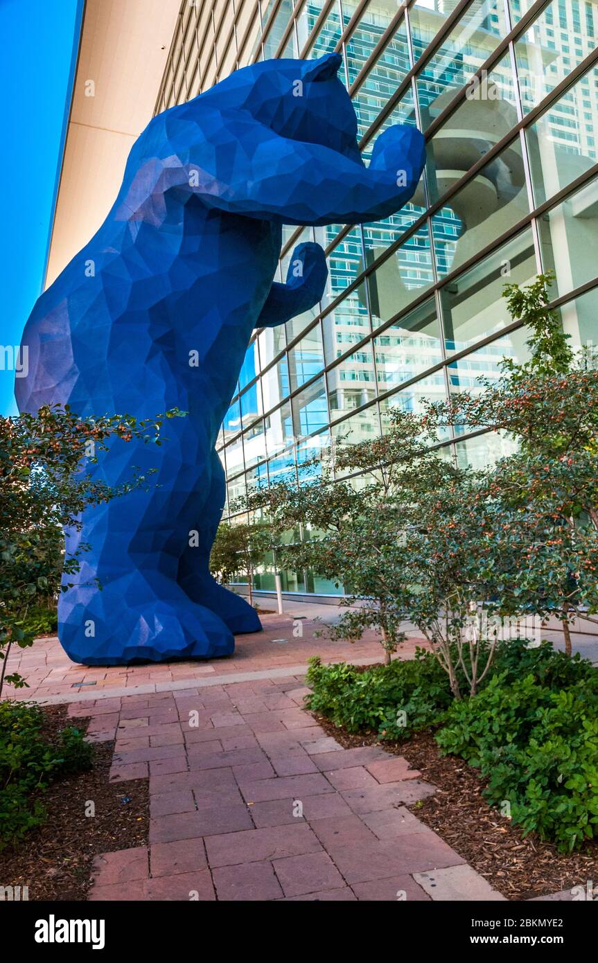 Big blue bear hi-res stock photography and images - Alamy