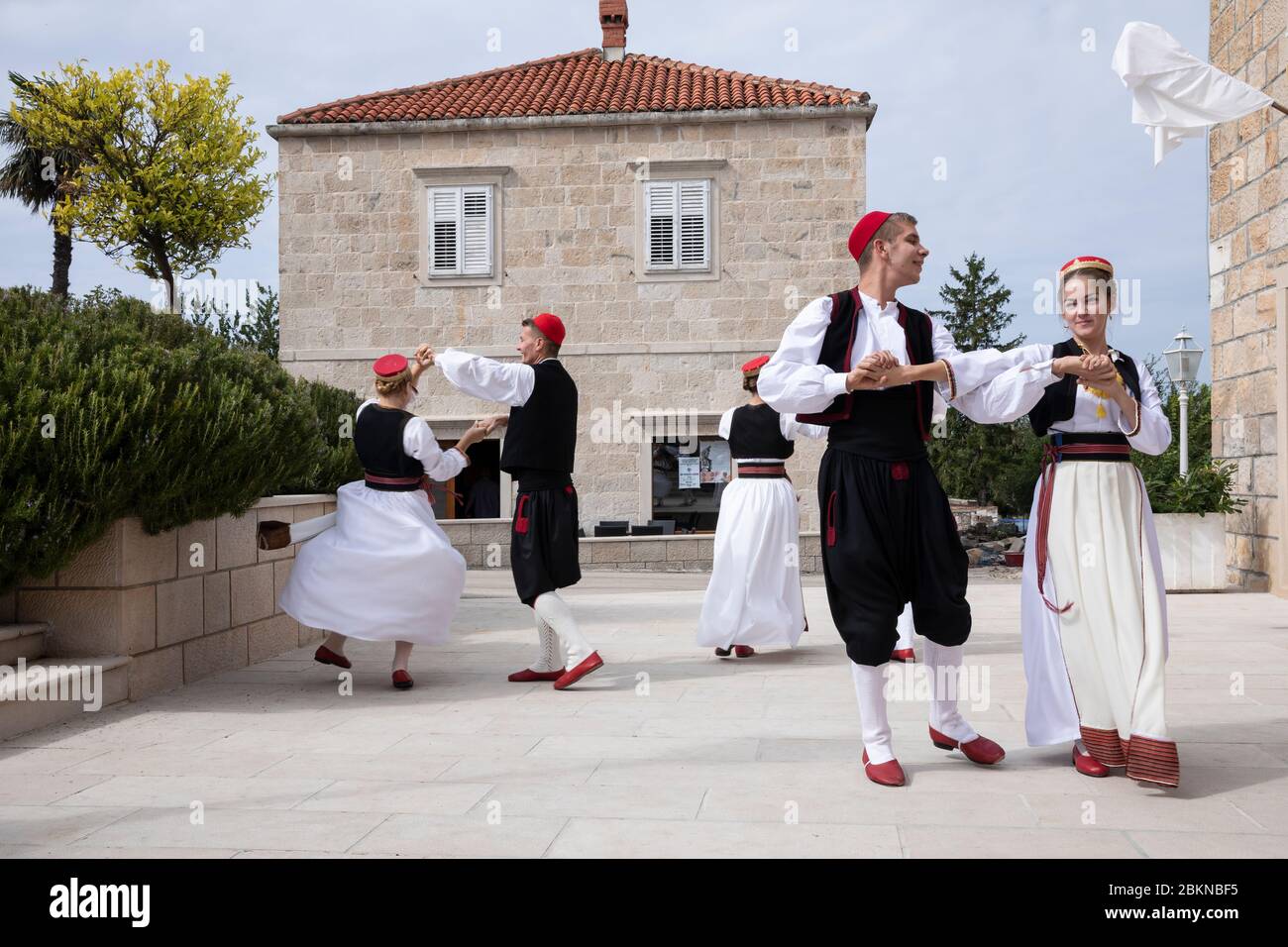 National dancing and costumes hi-res stock photography and images - Alamy